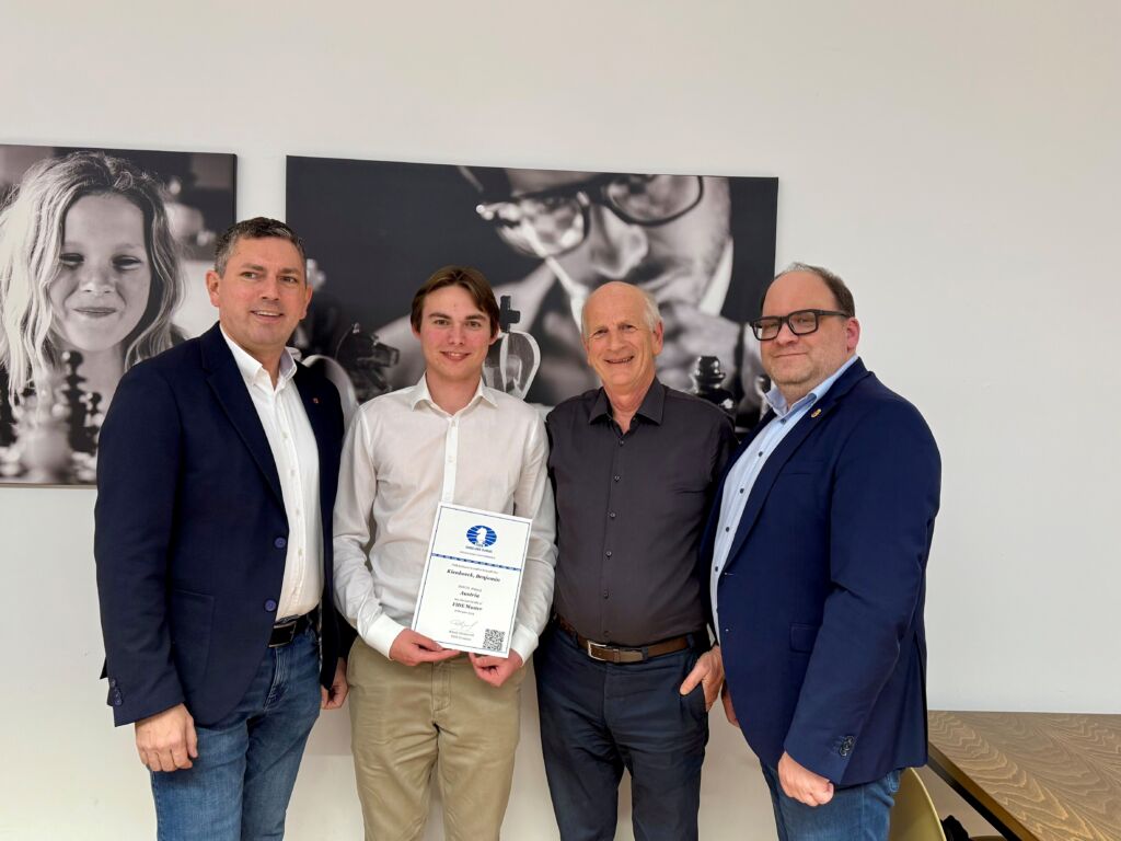 Benjamin Kienböck als „FIDE-Meister“ geehrt - Stadt Hohenems